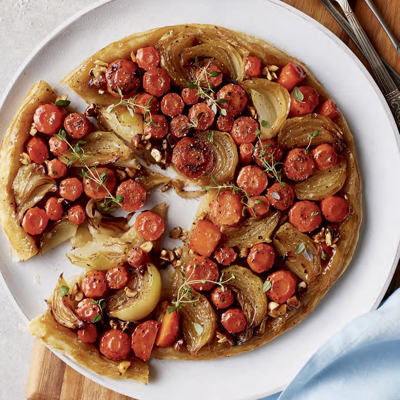 Recette de tarte Tatin aux carottes et oignons rouges rôtis | Coup de Pouce