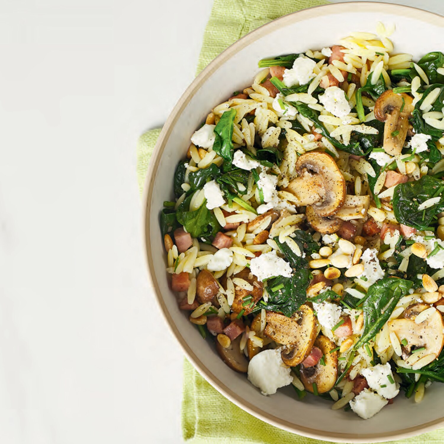 6 salades d'orzo savoureuses pour vos repas d'été | Coup de Pouce