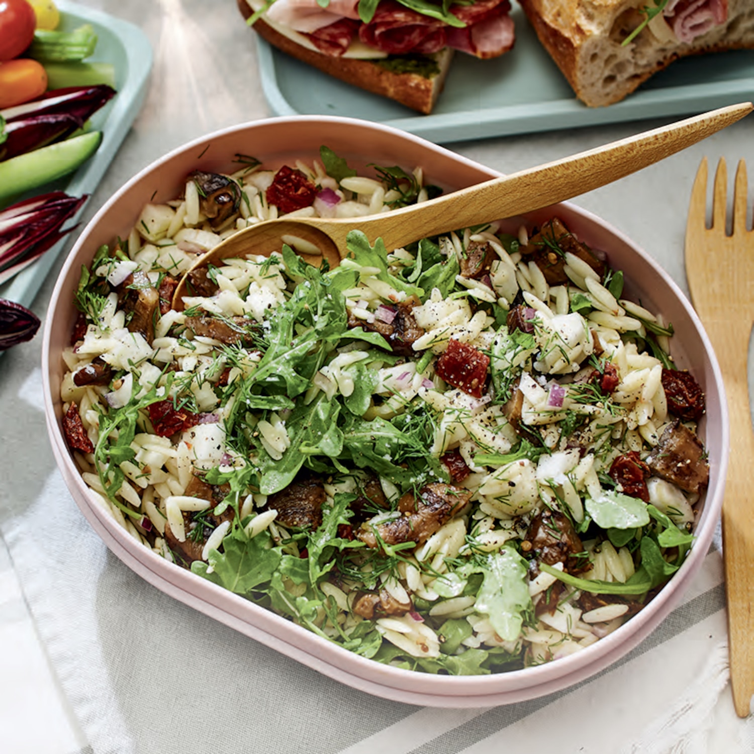 6 salades d'orzo savoureuses pour vos repas d'été | Coup de Pouce