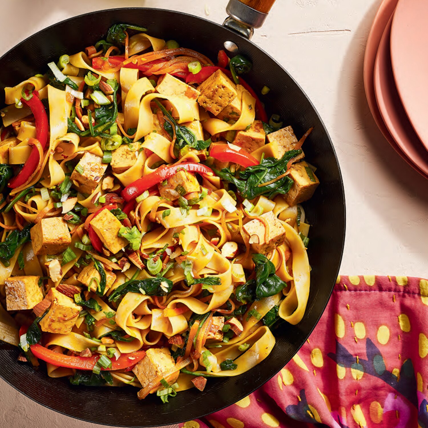 Recette de pad sew épicé au tofu et aux légumes | Coup de Pouce