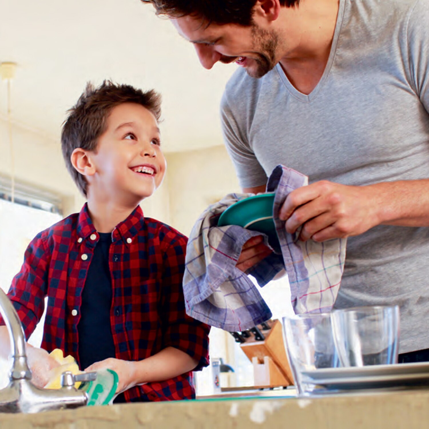 Petit guide pour faire le ménage en famille | Coup de Pouce