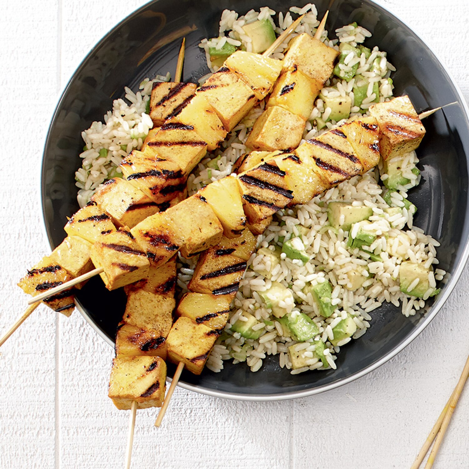 Recette de brochettes de tofu et d'ananas au curcuma | Coup de Pouce