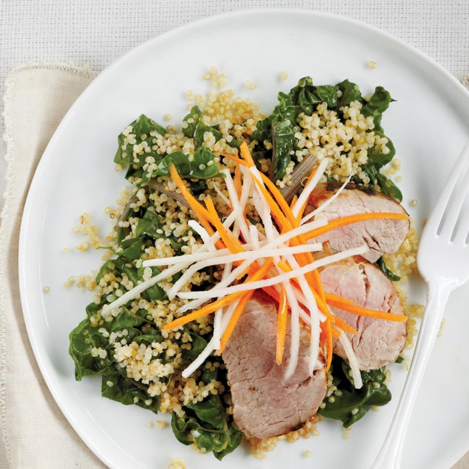 Recette de filet de porc sur sauté de quinoa à la bette à carde | Coup ...