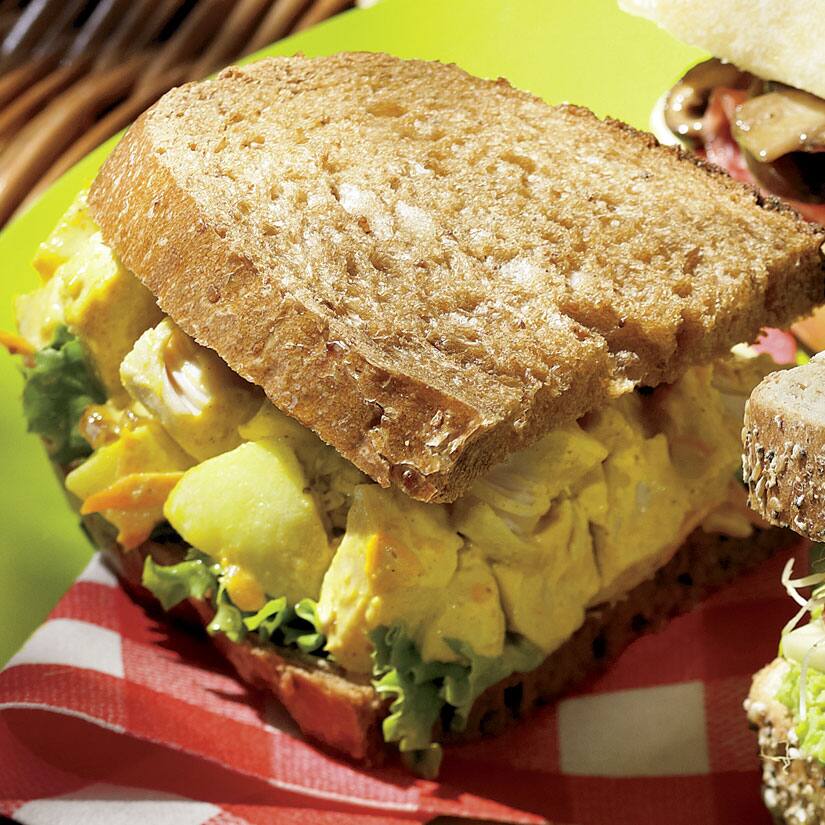 Recette de sandwichs à la salade de poulet au cari | Coup de Pouce