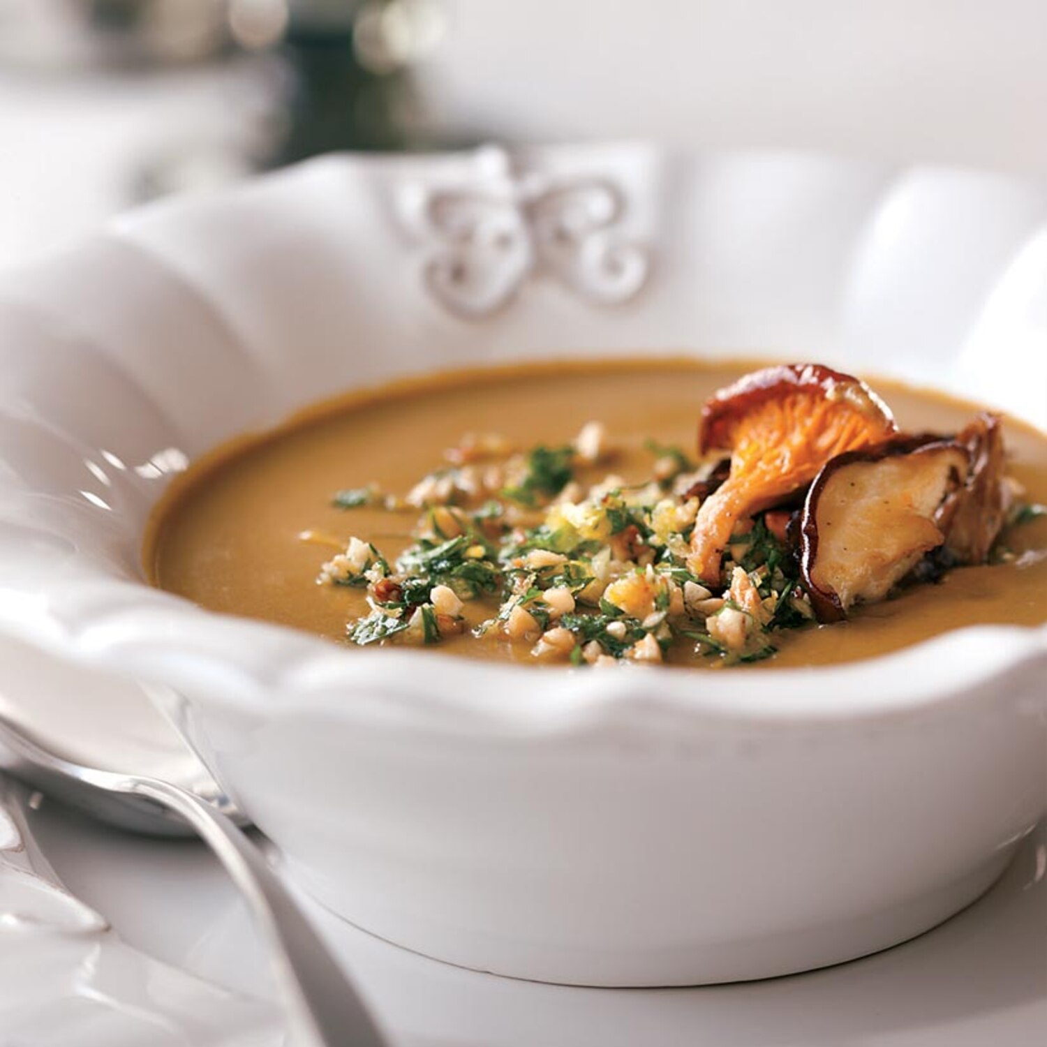 Recette de potage aux champignons, gremolata de noisettes | Coup de Pouce