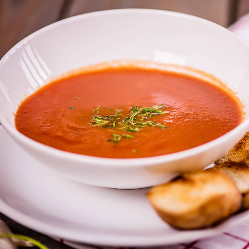Recette de soupe aux tomates, au poivron grillé et au piment chili ...