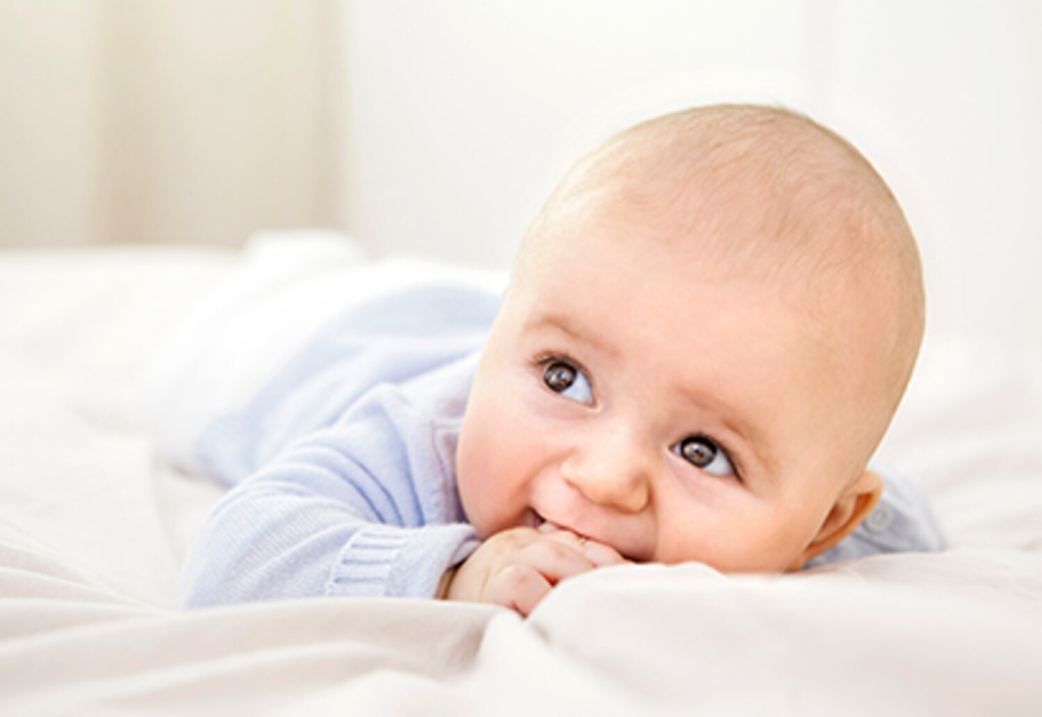 Comment prévenir la tête plate chez bébé? | Coup de Pouce