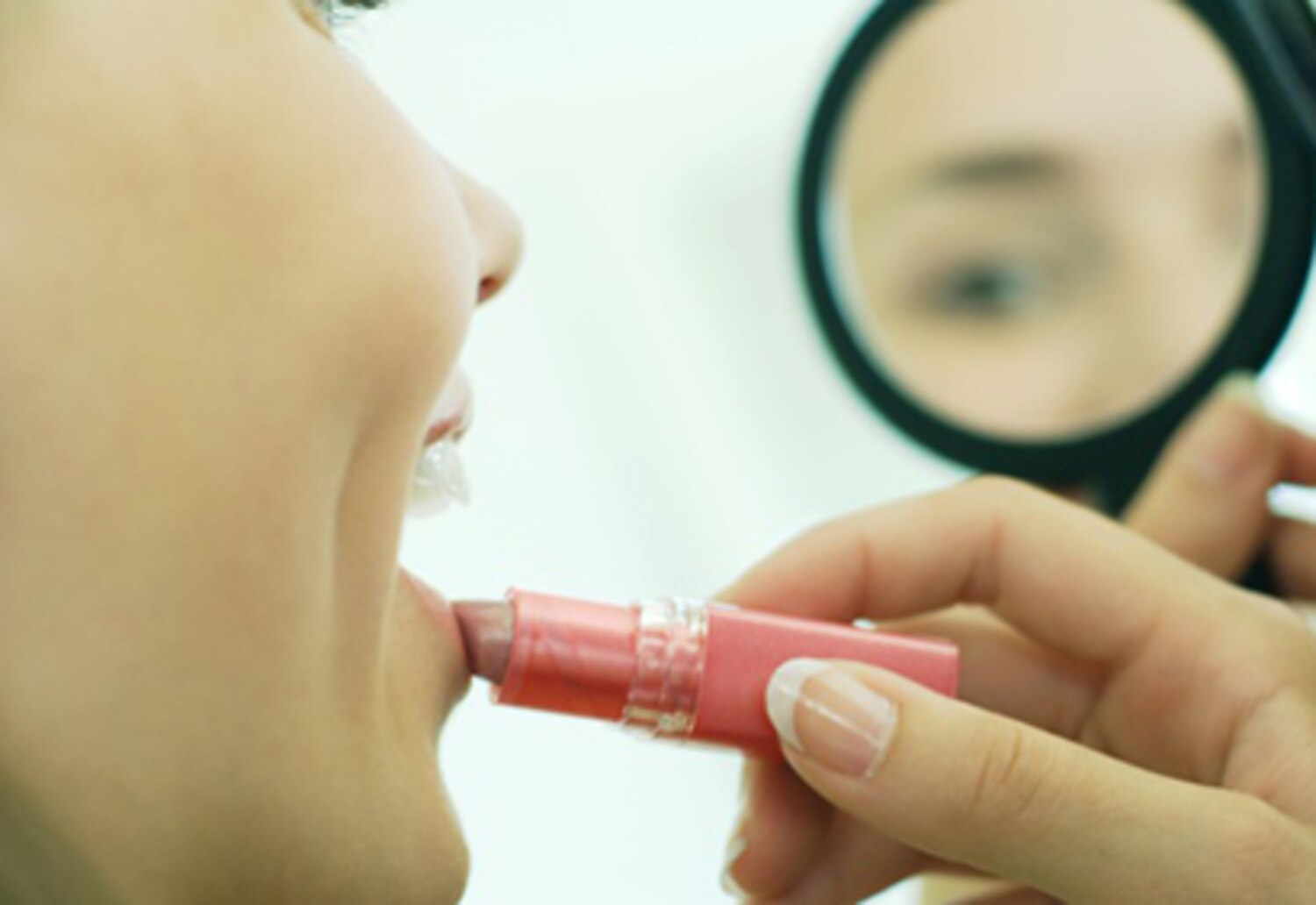 Trucs beauté: Comment faire tenir notre rouge à lèvres? | Coup de Pouce