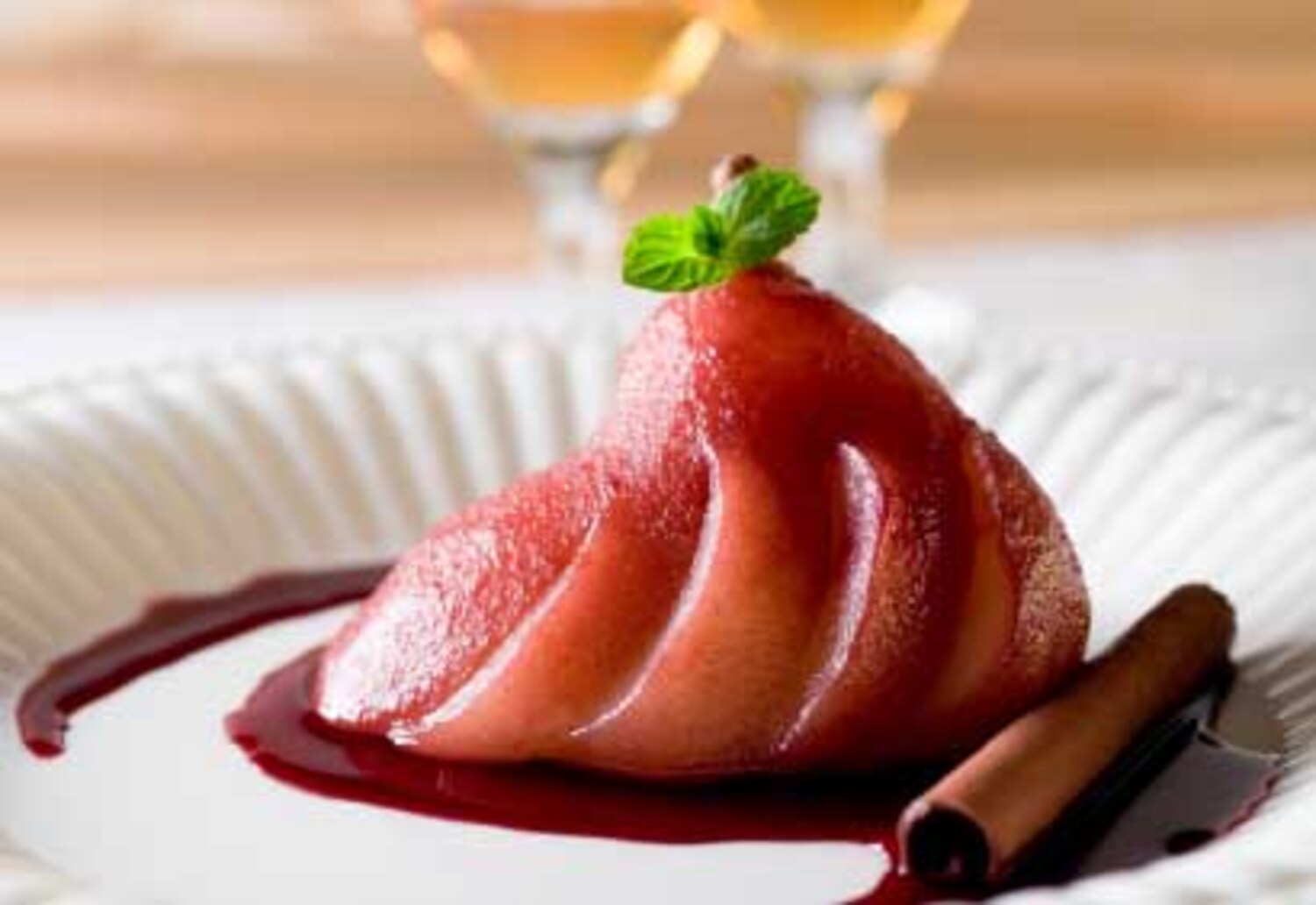 Recette de poires pochées au vin rouge | Coup de Pouce