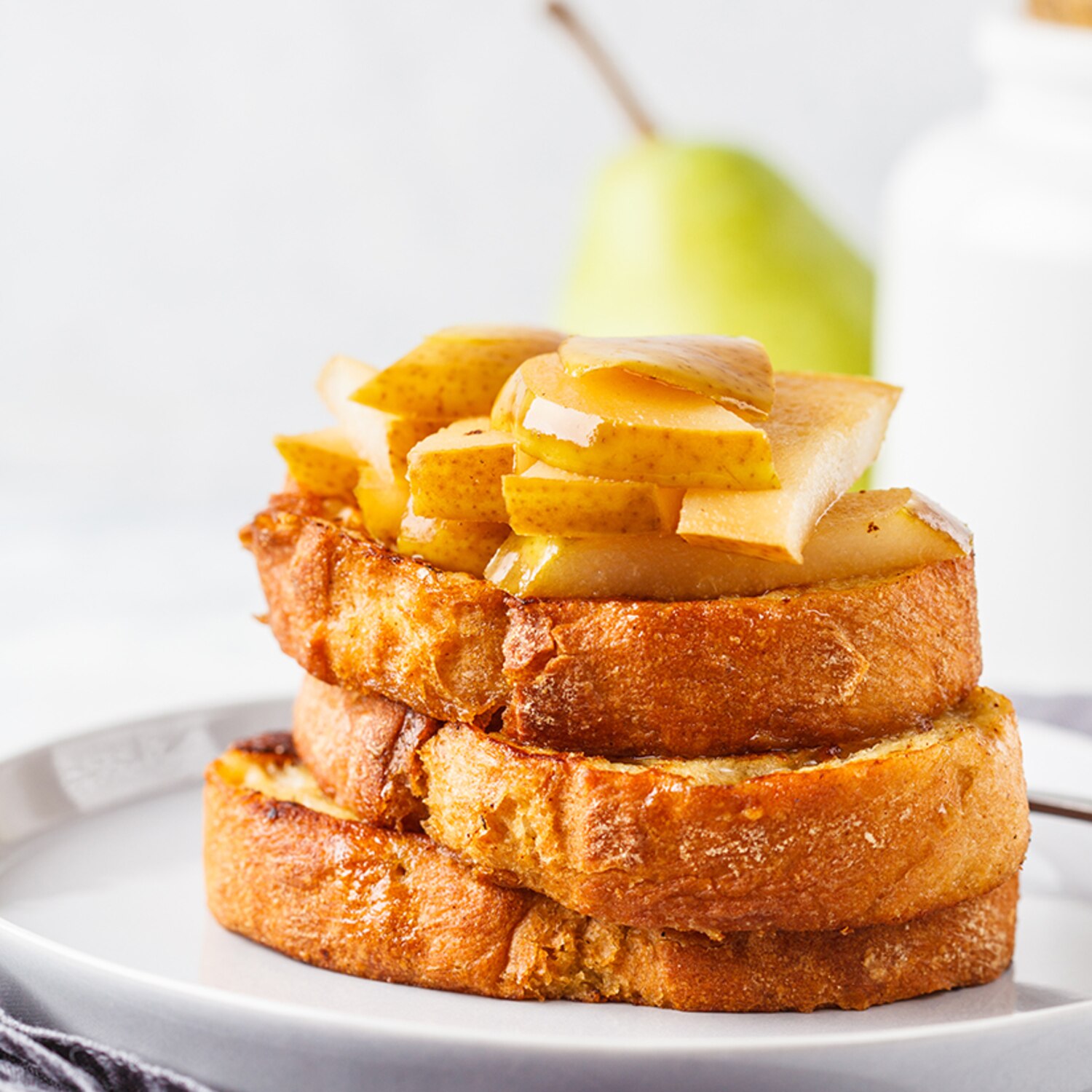 Recette de pain doré et poires pochées à l'érable | Coup de Pouce