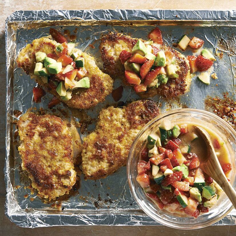 Recette de côtelettes de porc panées, salsa fraises et avocat | Coup de ...