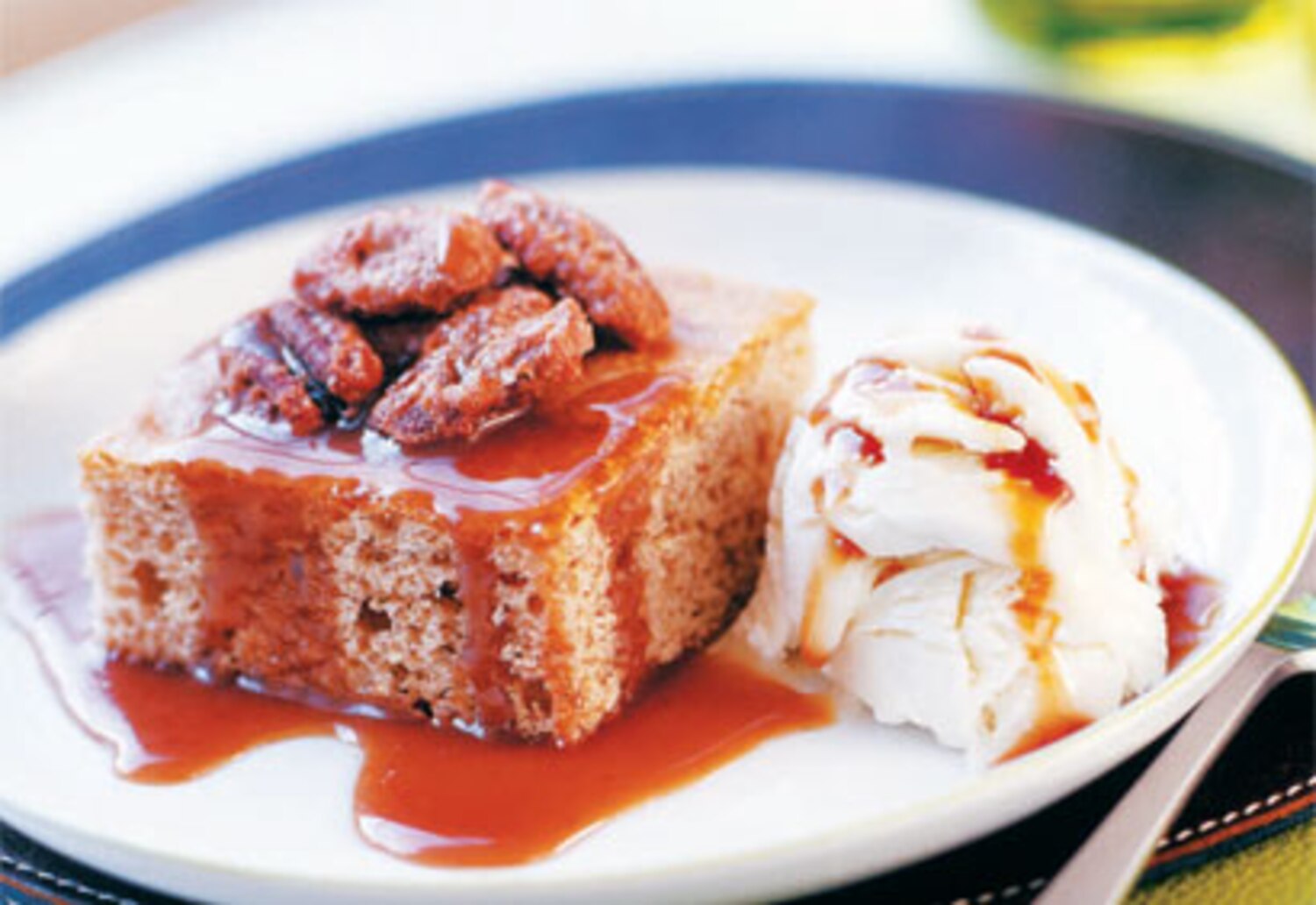 Gâteau épicé au sirop d'érable et aux pacanes | Coup de Pouce