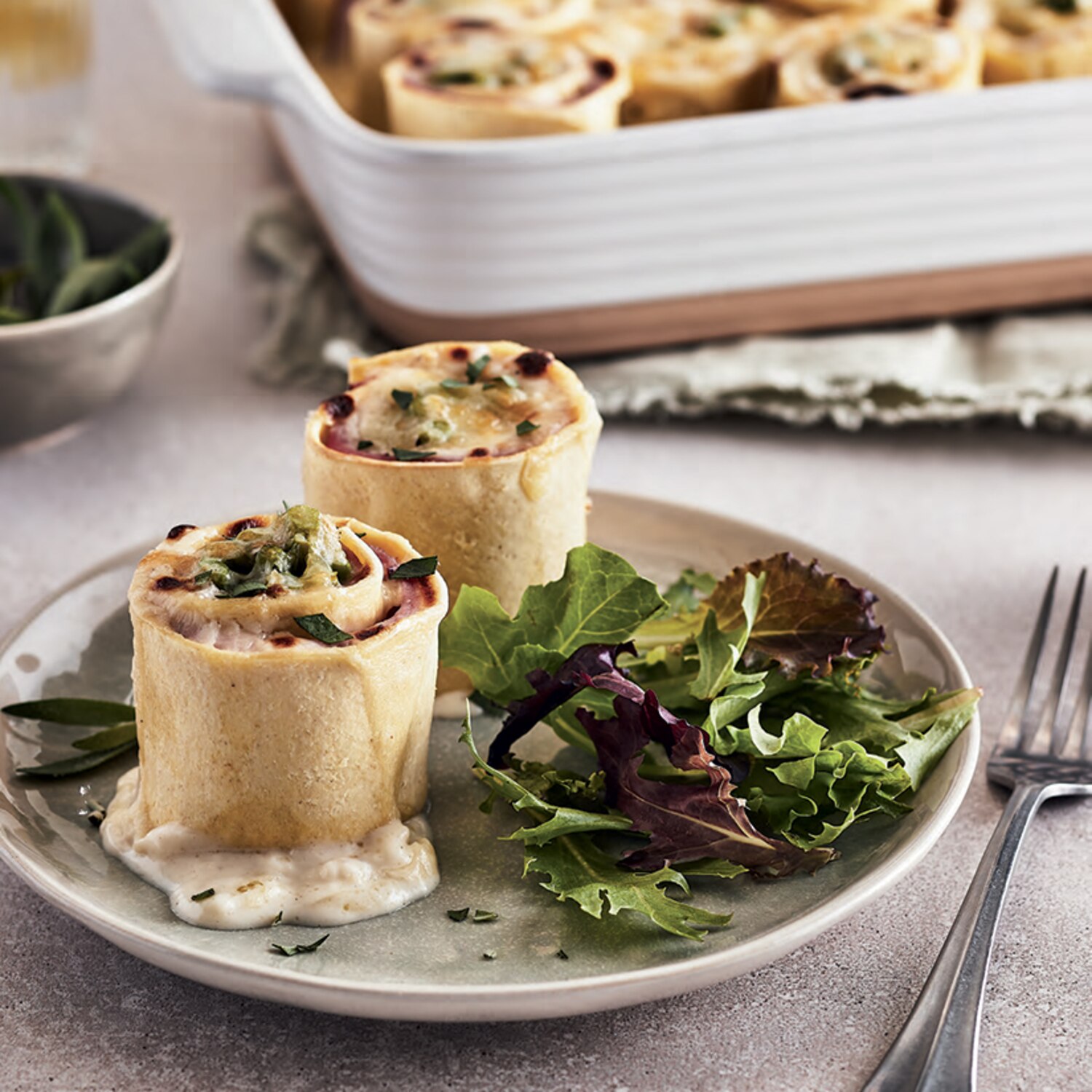 Recette de gratin de rotolos au jambon, fromage et asperges | Coup de Pouce