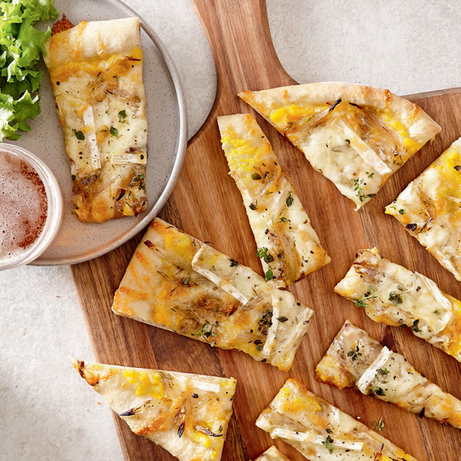 Recette de pizzas citrouille, échalotes françaises et brie | Coup de Pouce