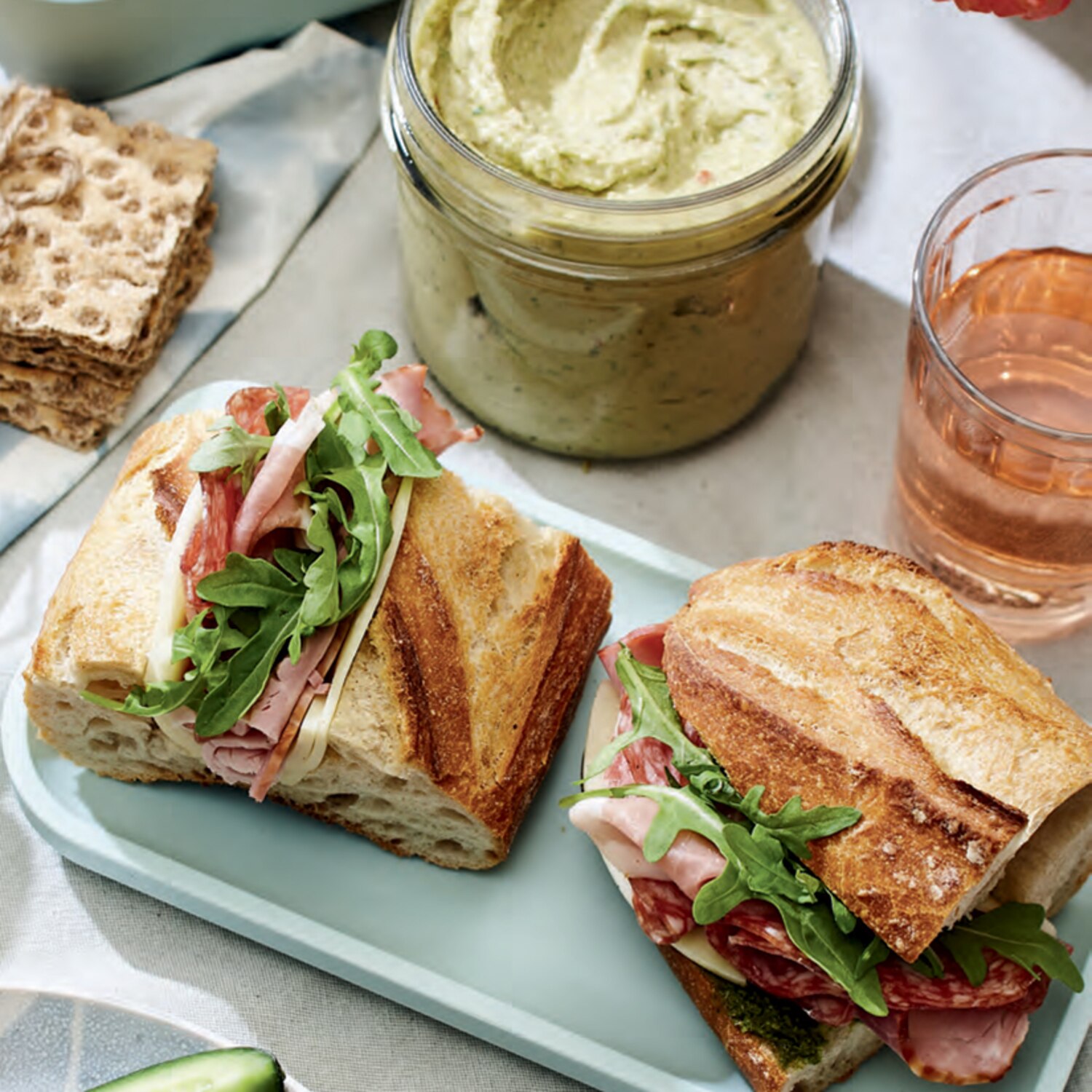 Recette de sandwichs de viandes froides, provolone et pesto | Coup de Pouce