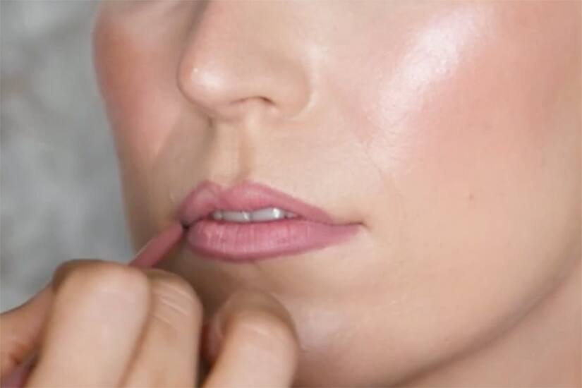 VIDEO: How to overdraw your lips for a fuller pout | Canadian Living