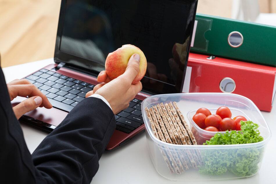 7 easy ways to eat healthy at work | Canadian Living