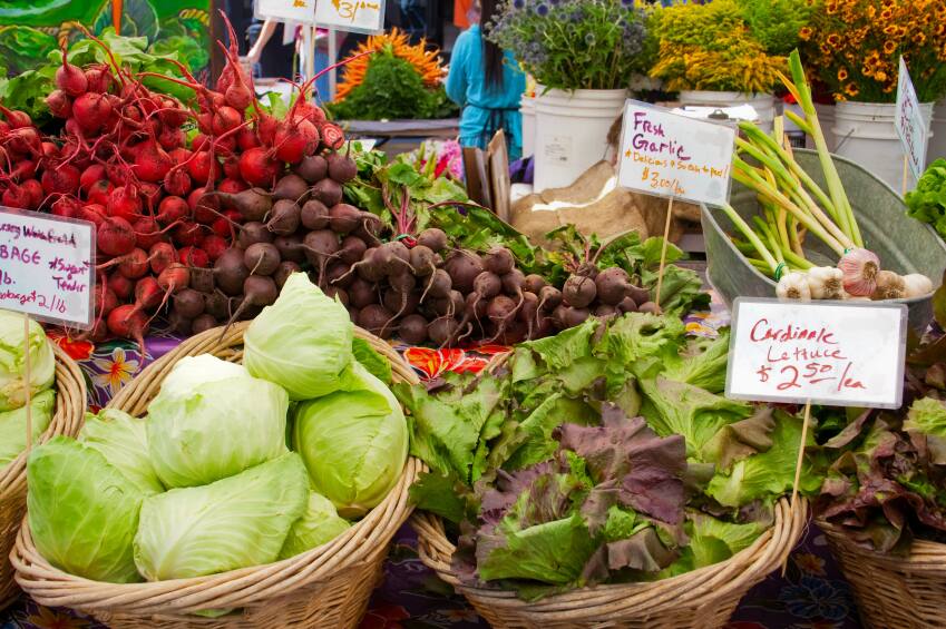 How to choose locally grown produce at your farmer's market | Canadian ...