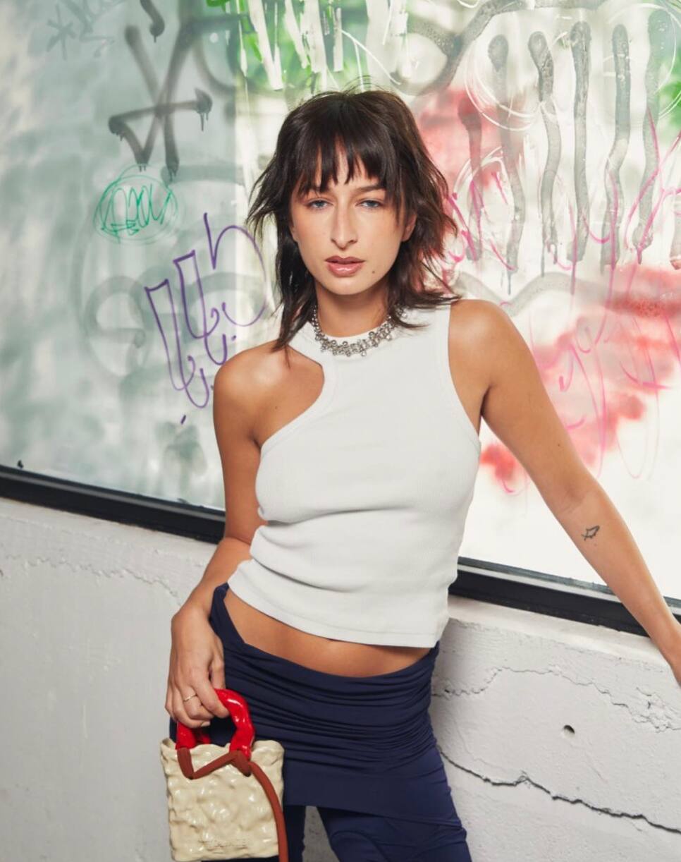 L’influenceuse Izzi Poopi couvre sa poitrine d’une plume... et rien d ...