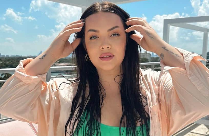 Posant en lingerie, l’influenceuse Khate Lessard nous séduit | 24 heures