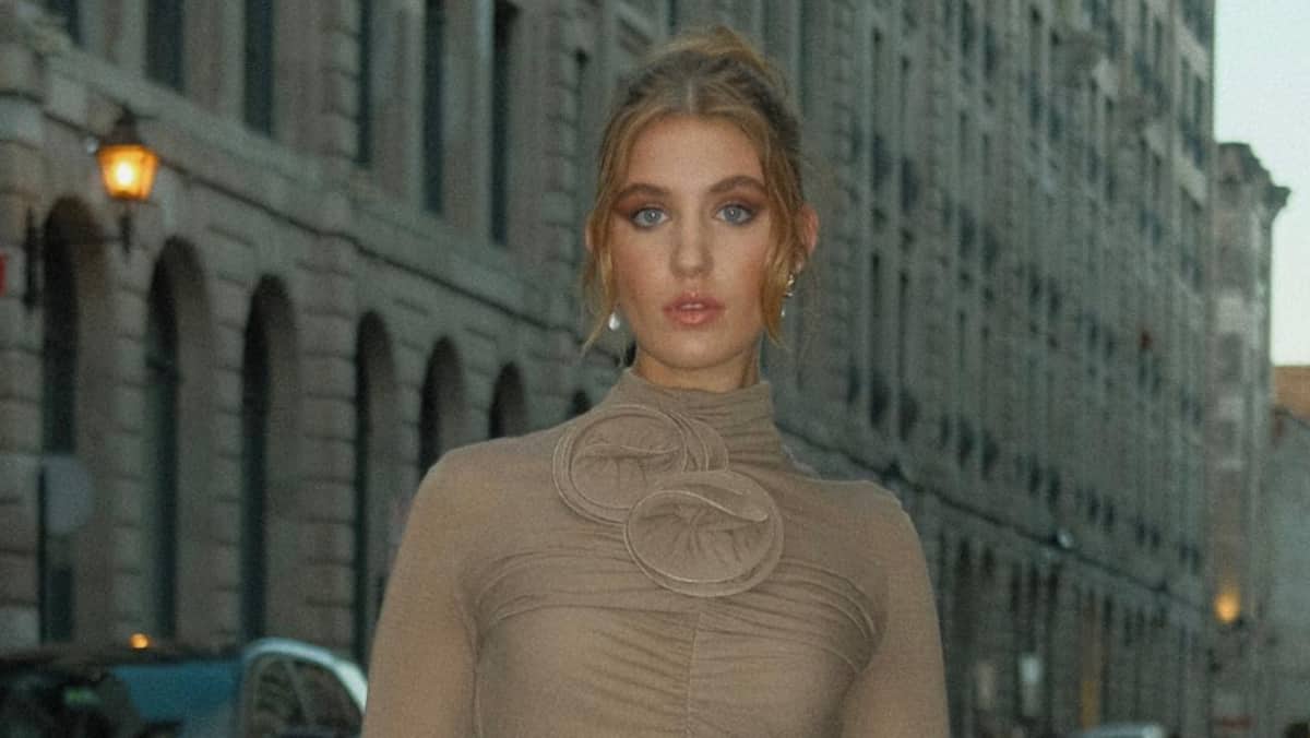 Sophie Nélisse Montre Ses Foufounes Rebondies Dans Un Bikini String En Grèce 24 Heures