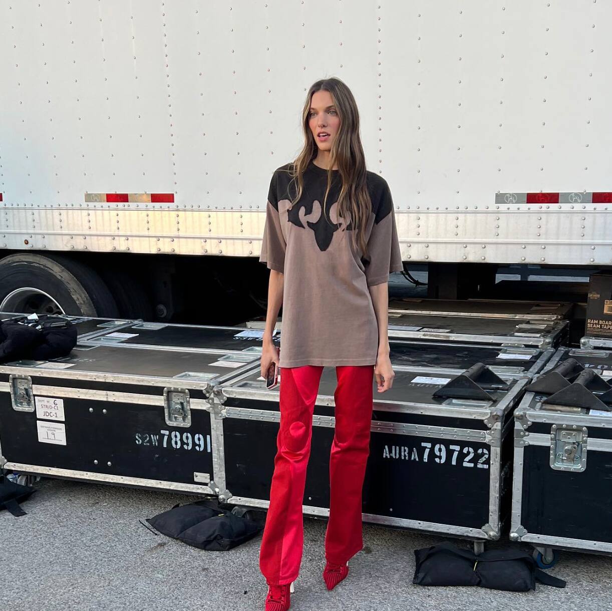 Sur scène à Osheaga, le look de Charlotte Cardin déchire tout | Clin d'œil
