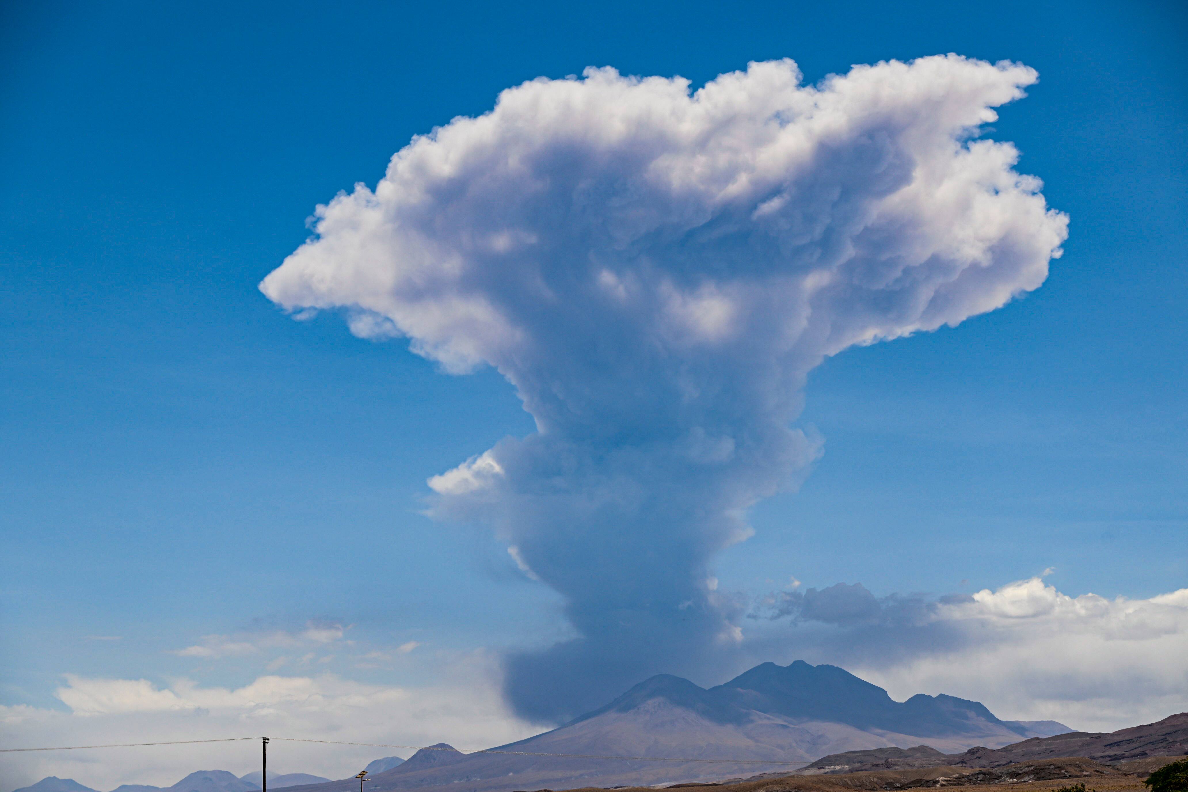 Le volcan chilien Lascar envoie un signal sismique et augmente son ...