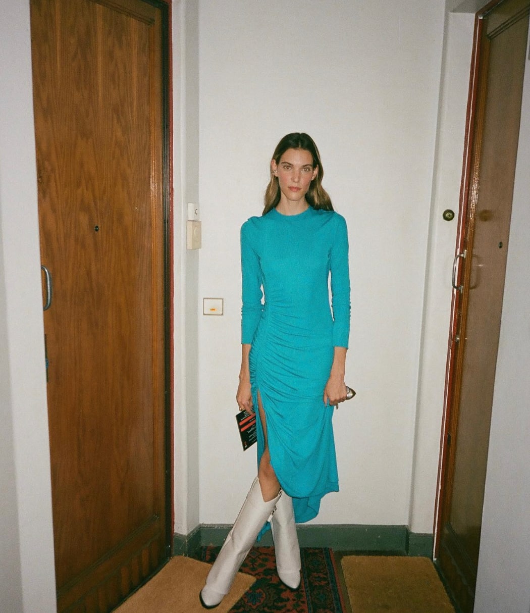 Charlotte Cardin dévoile une surprise à ses fans en petite culotte ...