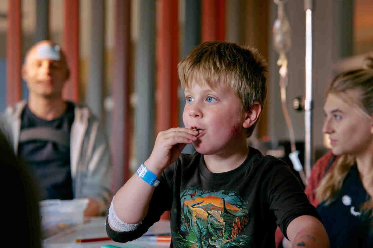 [EXTRAIT] «Les bracelets rouges»: un décès et beaucoup d’espoir pour ...