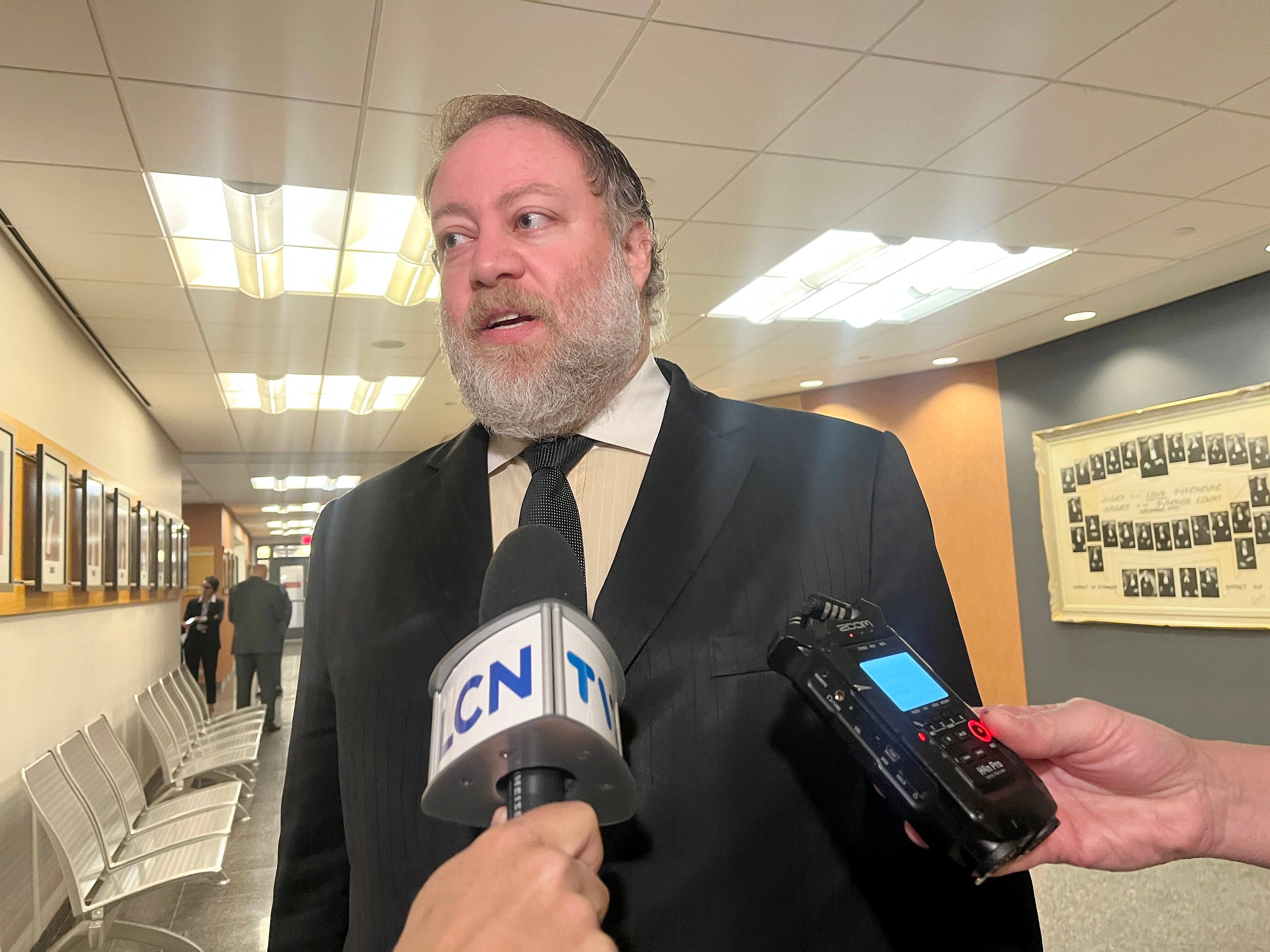 Action collective contre le milliardaire Robert Miller: 100 victimes ...