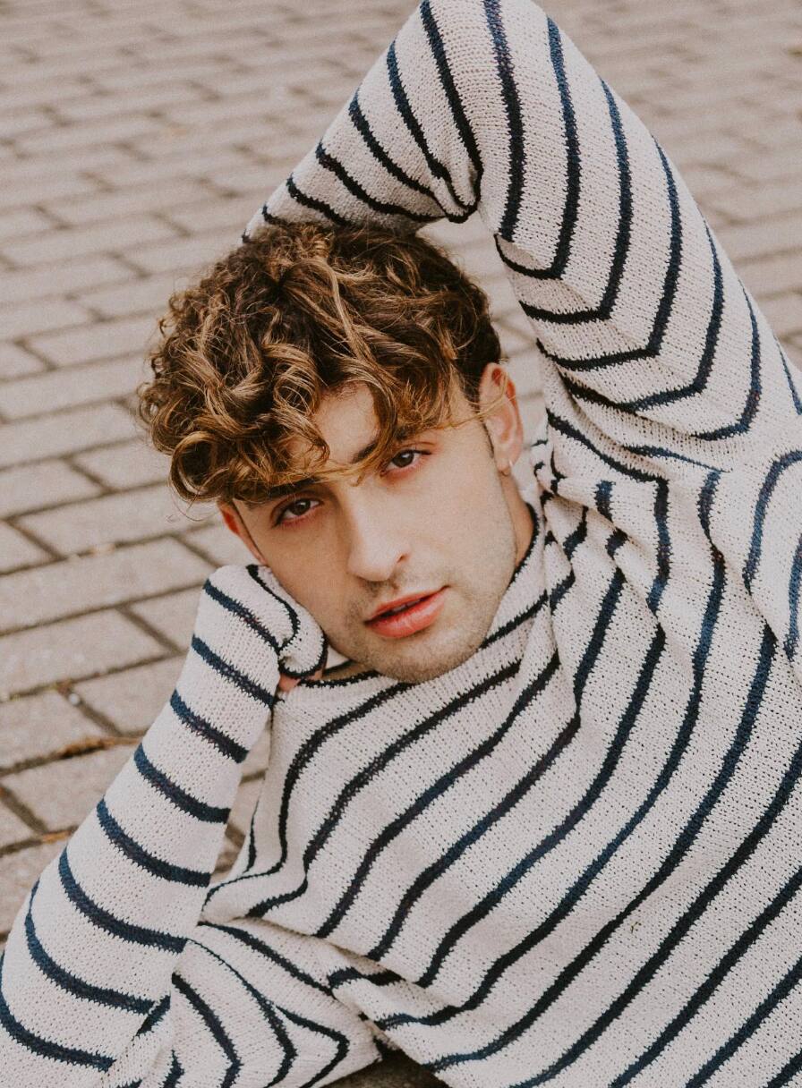 [Vidéo] L’influenceur Zoé Duval nous dévoile les morceaux les plus audacieux de sa garde-robe ...