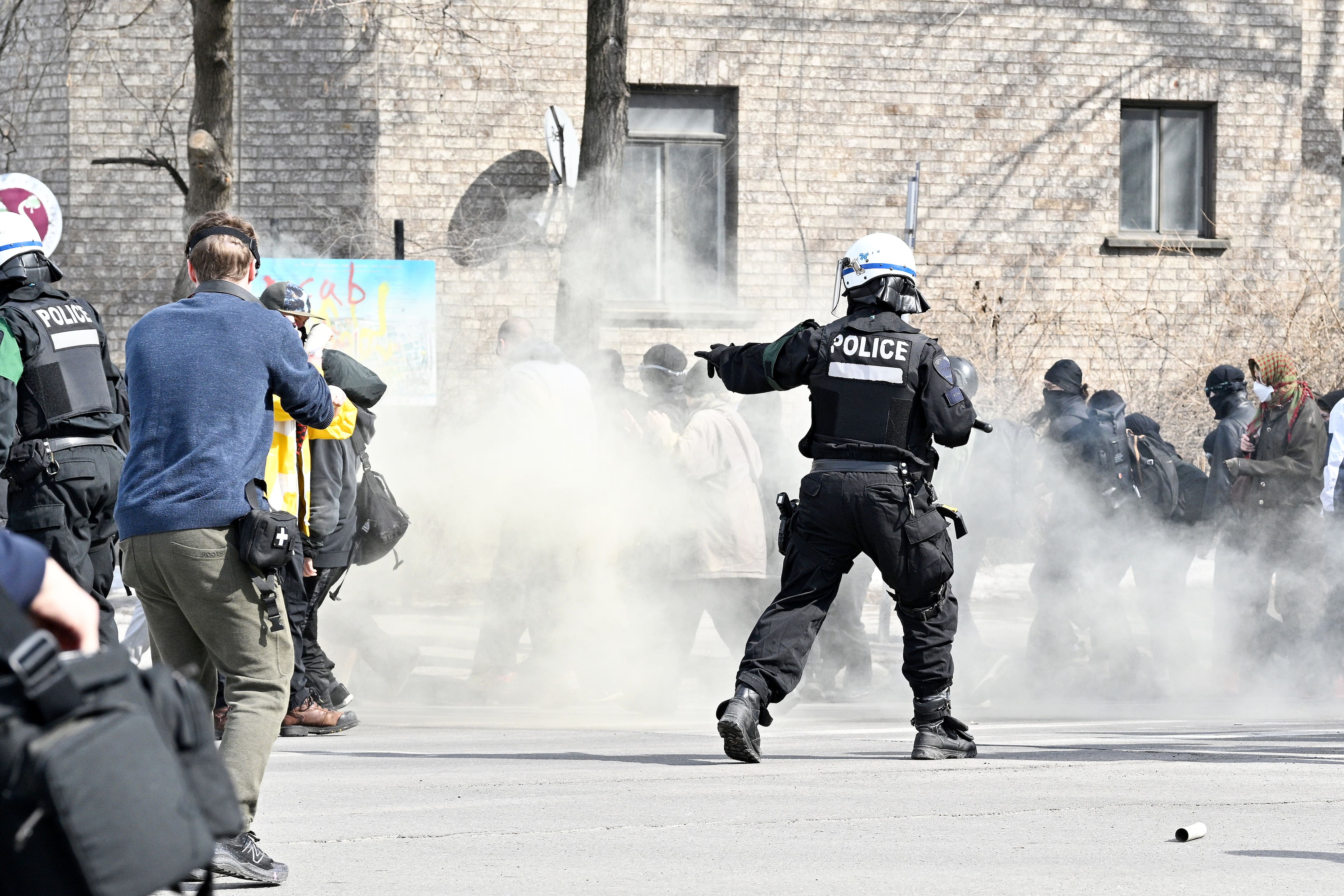 Manifestation contre la brutalité policière: un triste spectacle lors ...