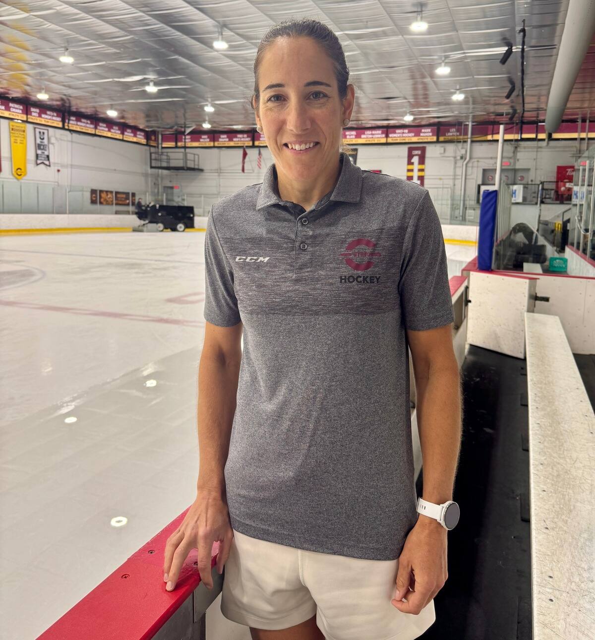 Fini l’équipement de gars pour les joueuses de hockey : la gamme ...