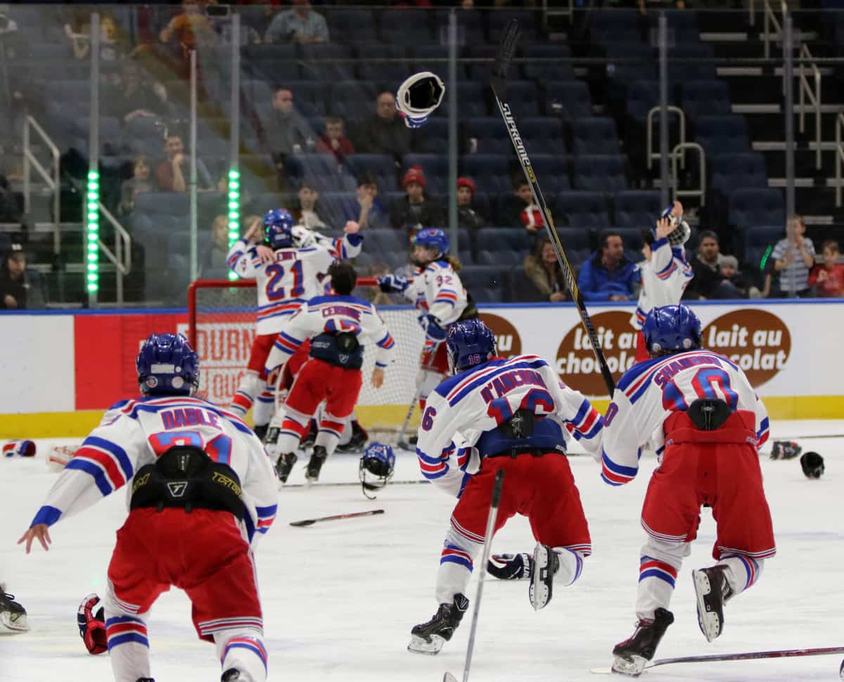 Tournoi pee-wee: des machines de hockey avec des fiches spectaculaires ...