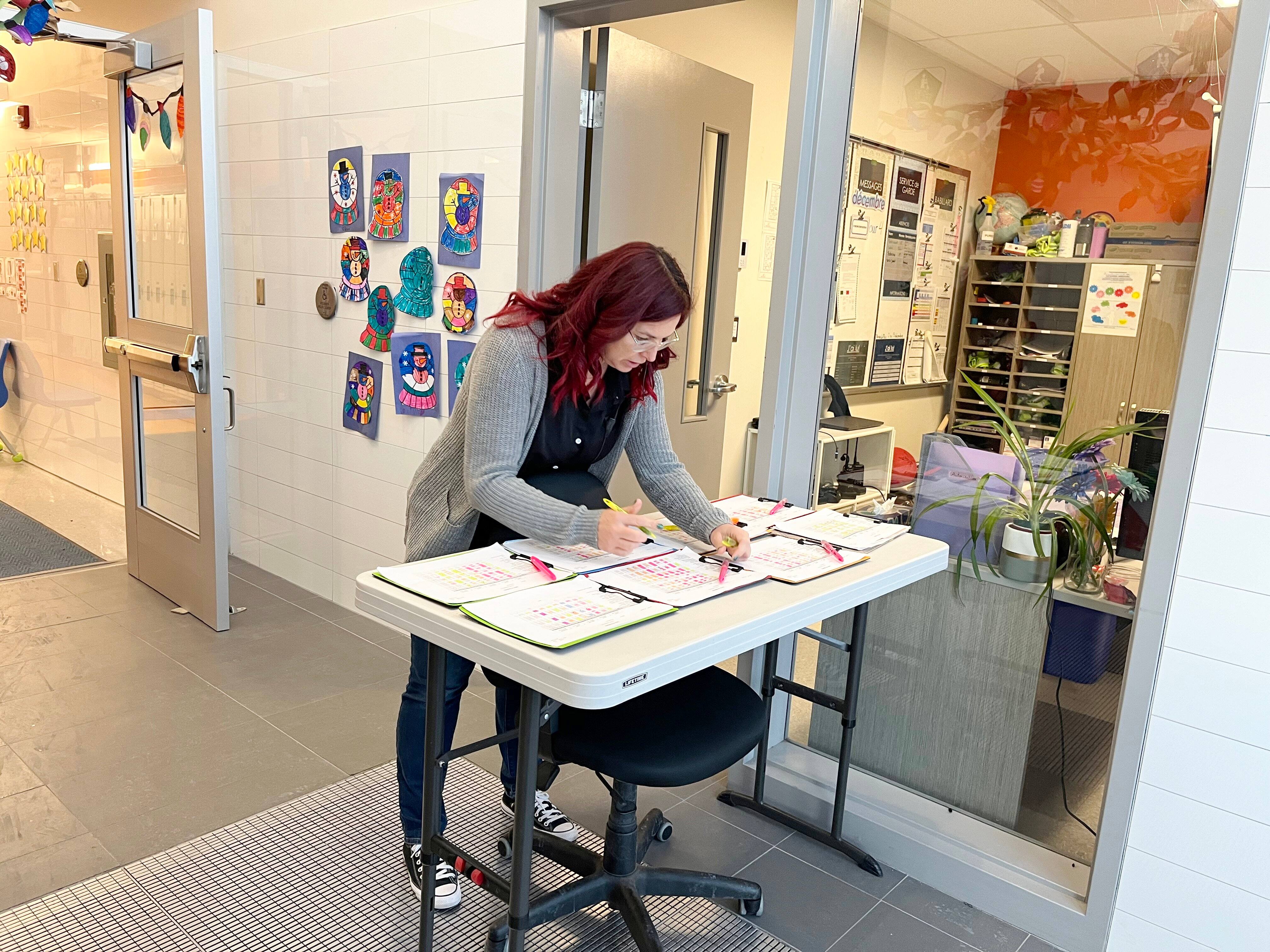 [PHOTOS] Une journée dans la vie d’une «aide à la classe» | JDM