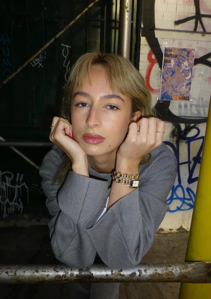 Izzi Poopi adopte la tendance discutable de la culotte apparente de la ...