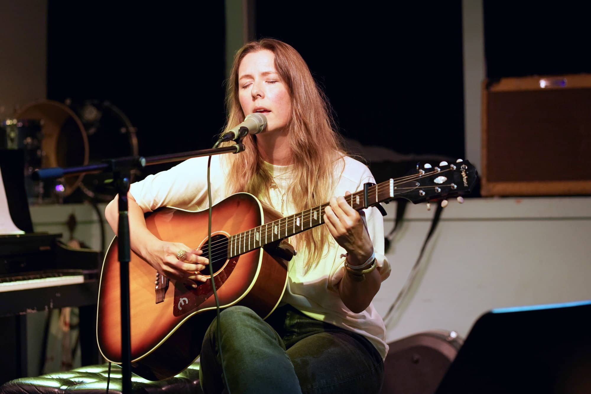 Premier album en français à venir: Beyries dévoile quelques chansons ...