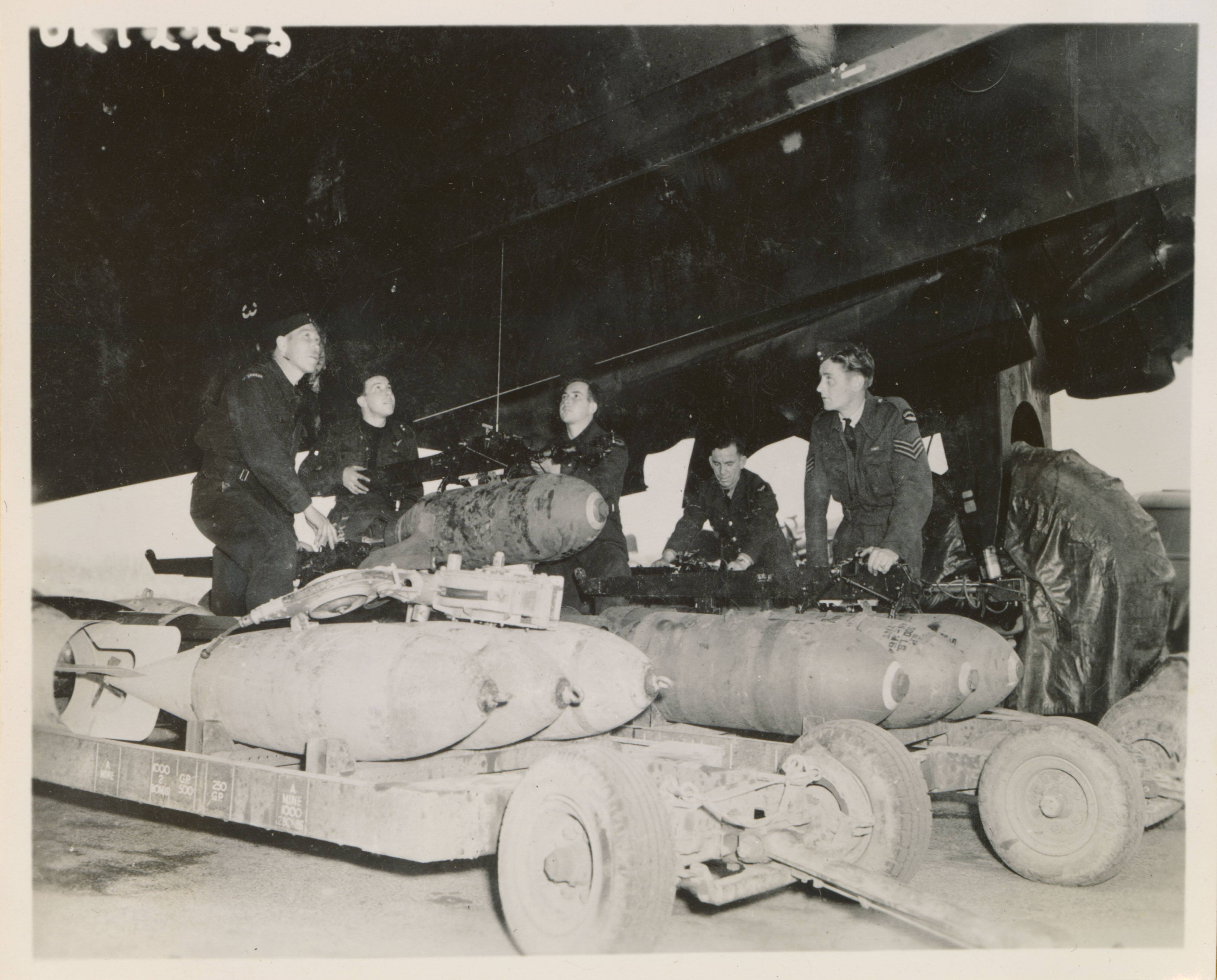 L’Alouette 425: 18 photos d’archives des coulisses de l’escadron durant ...