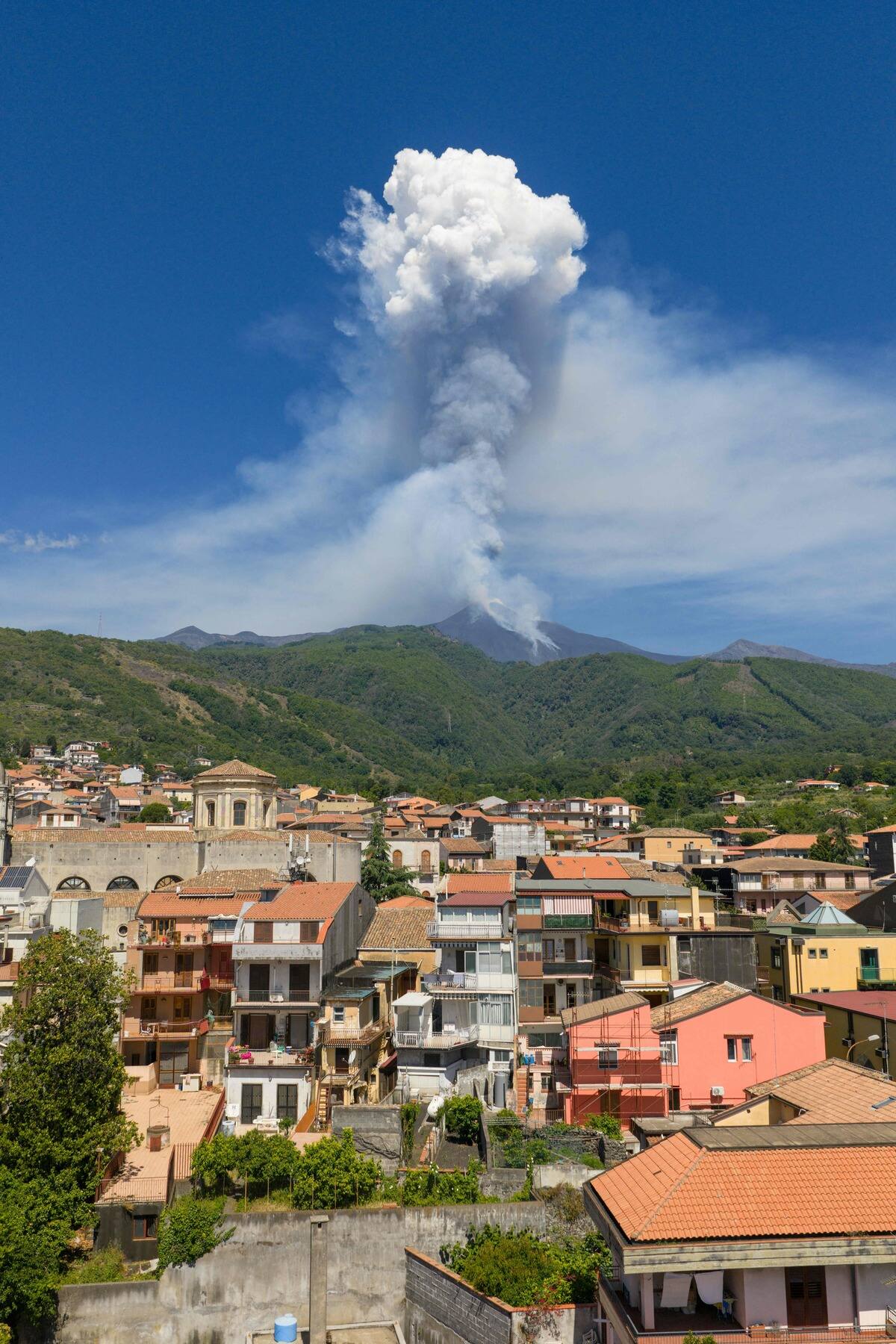 IMAGES | Le volcan Etna entre en éruption en Italie provoquant une ...