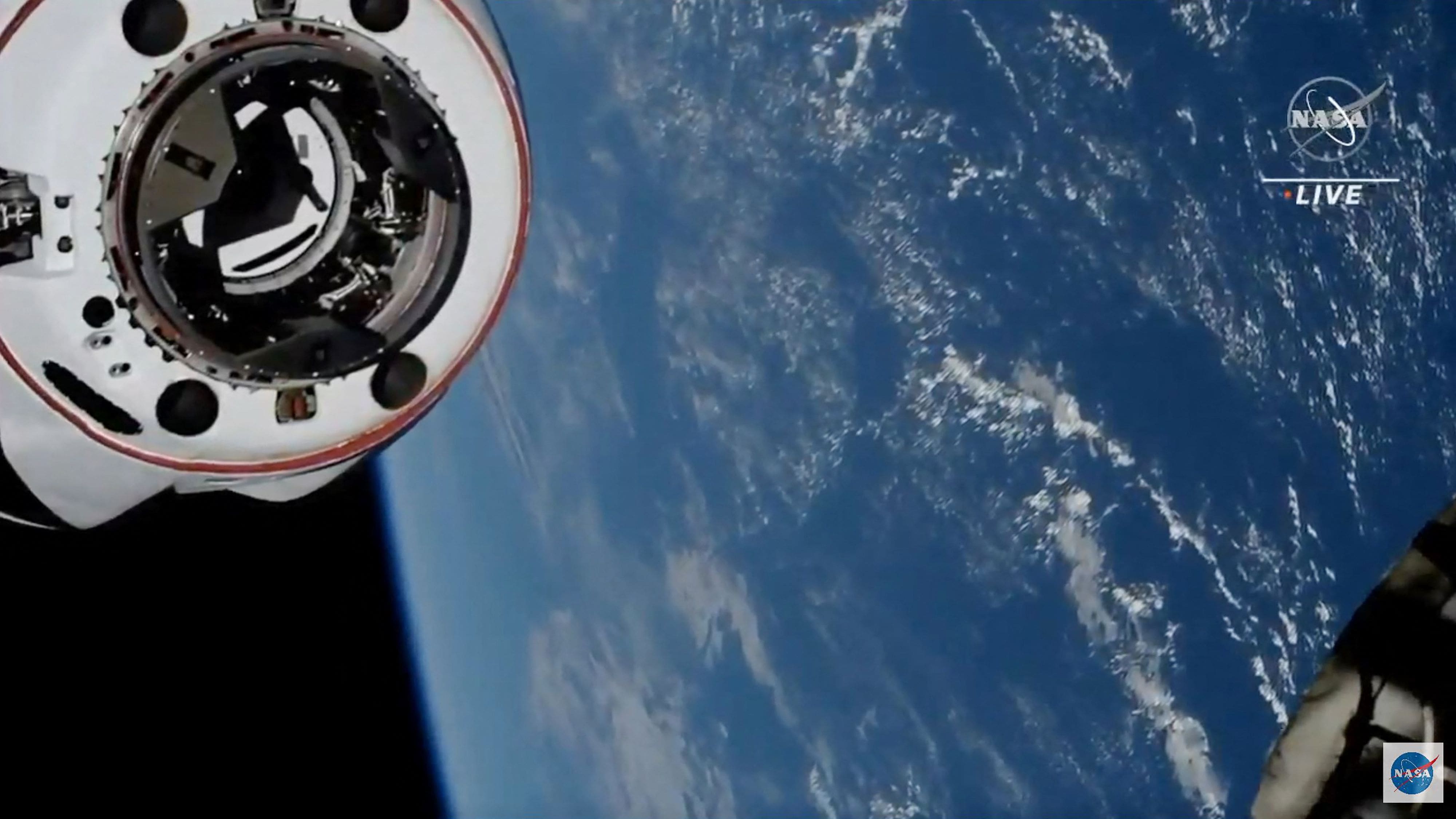 EN IMAGES | La capsule Crew Dragon Endeavour de SpaceX s'est amarrée à ...
