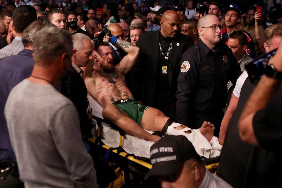 Conor McGregor se fracture le tibia et Dustin Poirier gagne le 3e ...