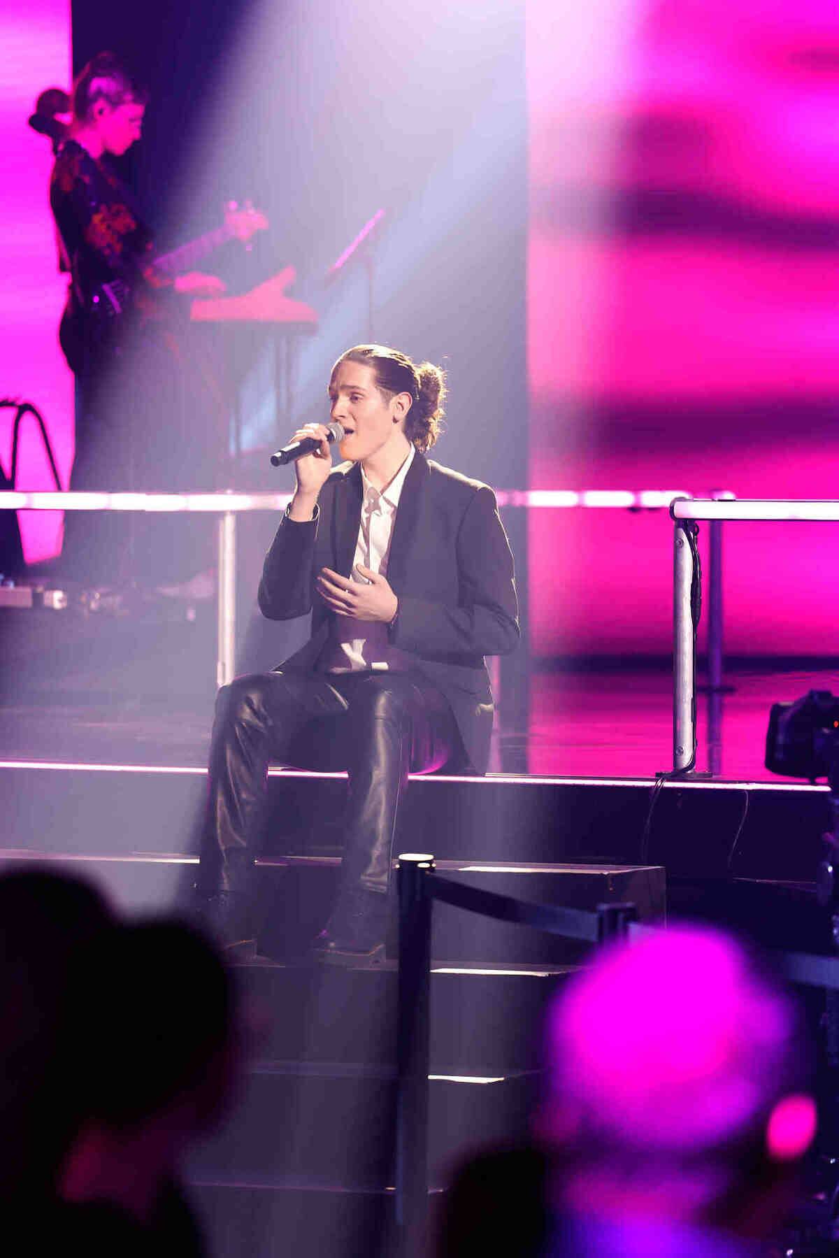 [VIDÉO] «La Voix»: ce jeune anglophone se retrousse les manches et ...