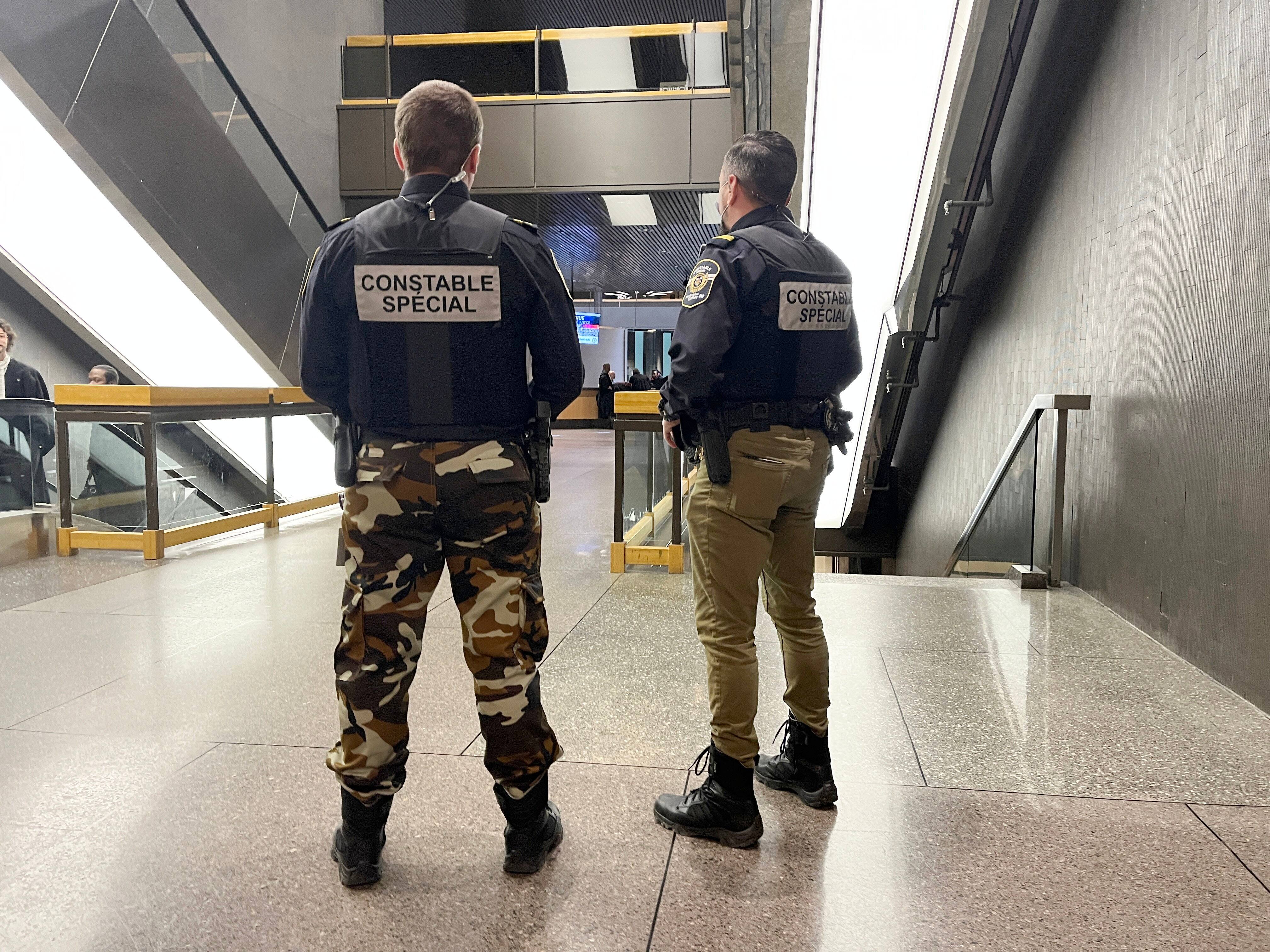 Moyen de pression: les constables spéciaux ressortent leurs pantalons ...