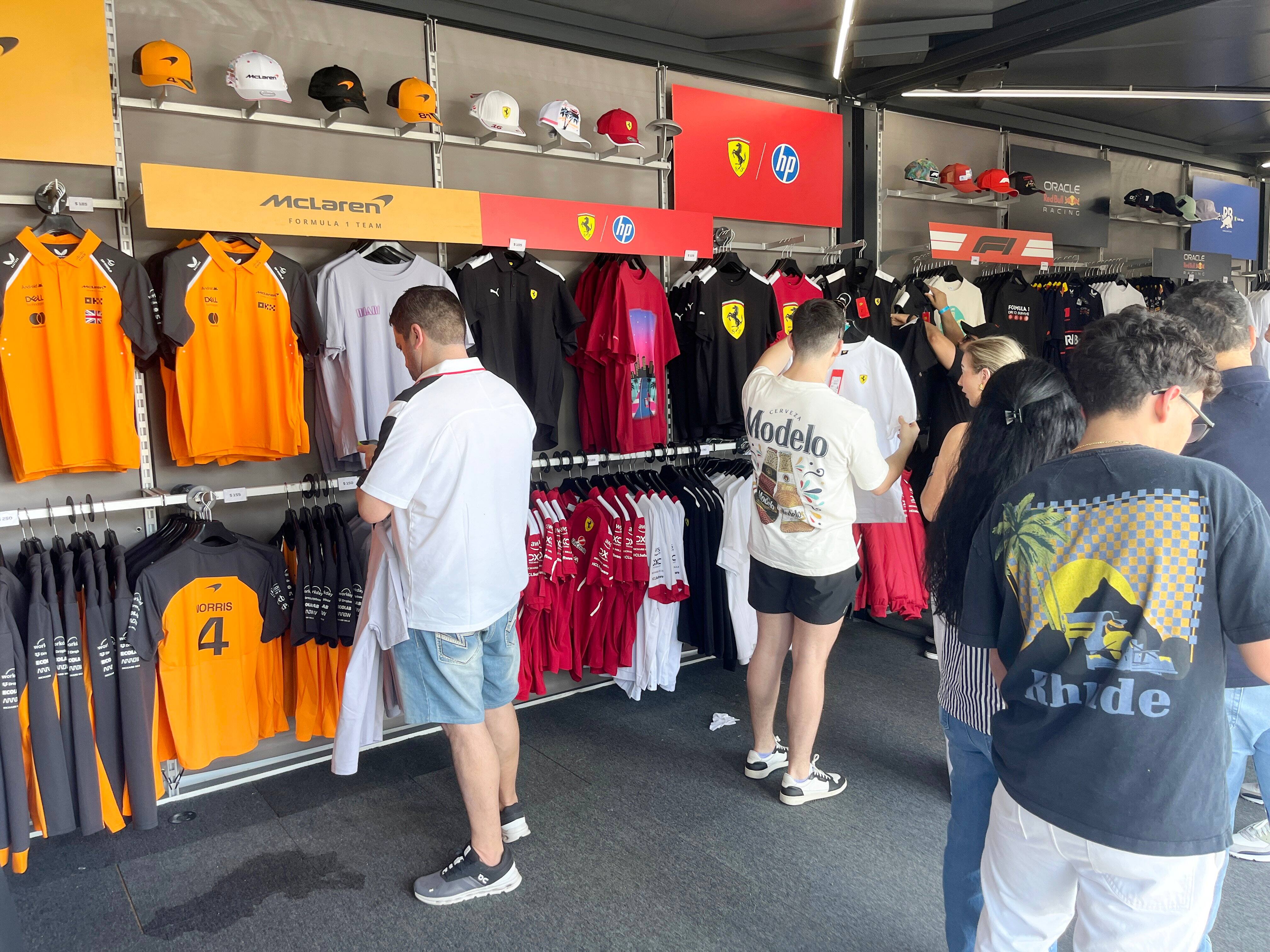 100 $ US pour une casquette: des prix de fou pour les souvenirs au ...