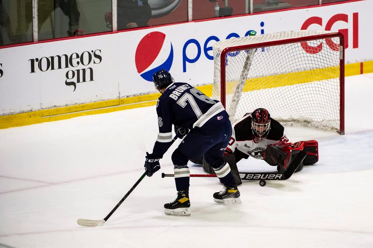 LNH: un Québécois signe son premier contrat avec les Bruins | JDM