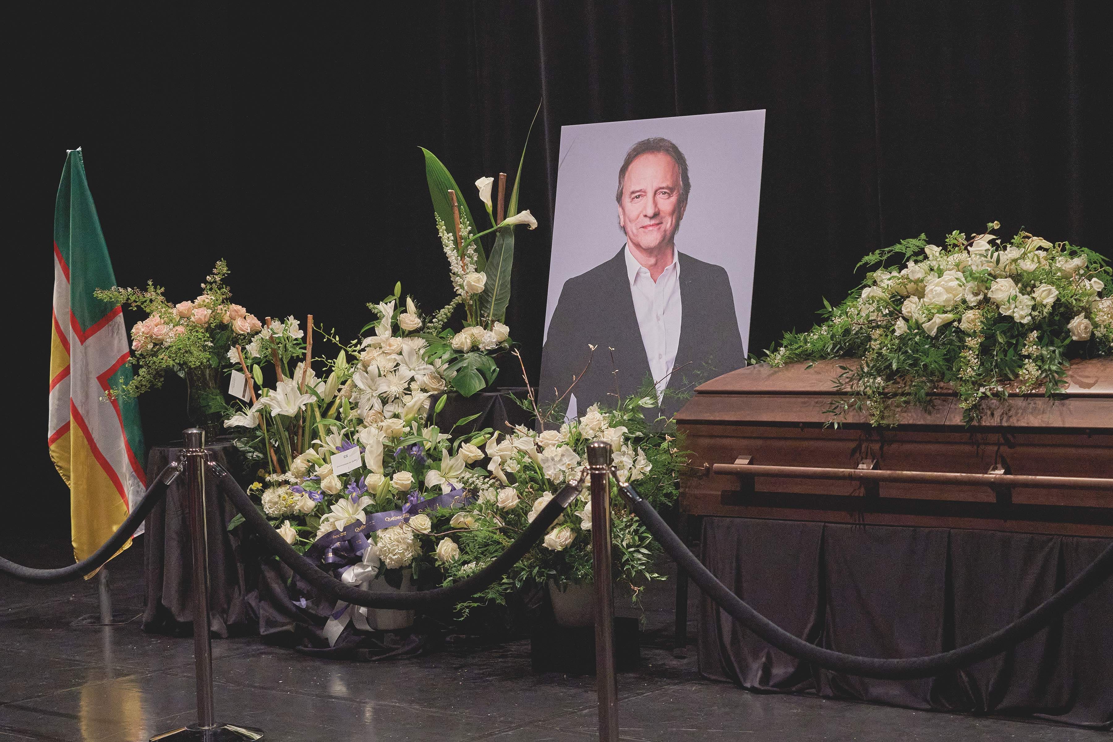 Voyez les photos déchirantes des funérailles de Michel Côté | 7 Jours