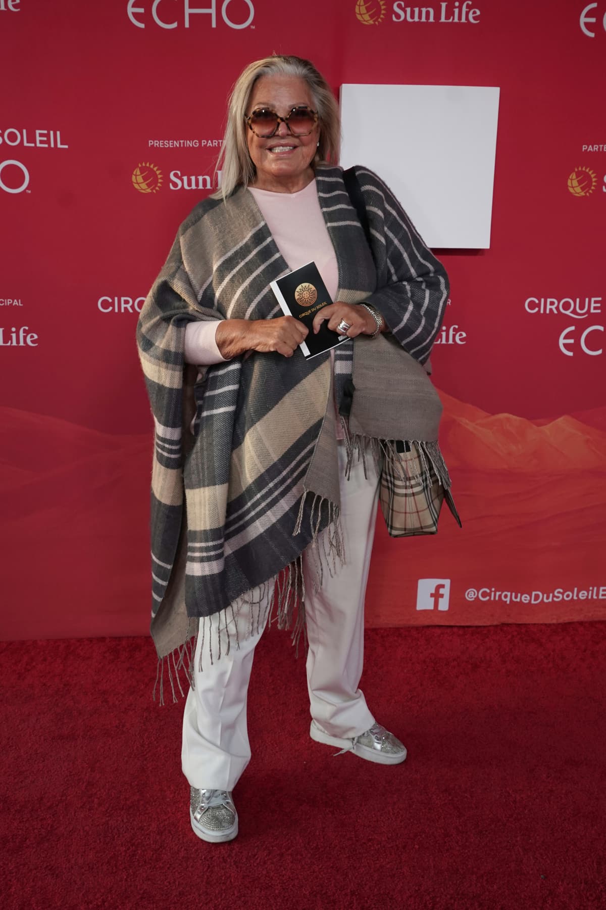 Voyez toutes les vedettes sur le tapis rouge de la première de Echo du ...