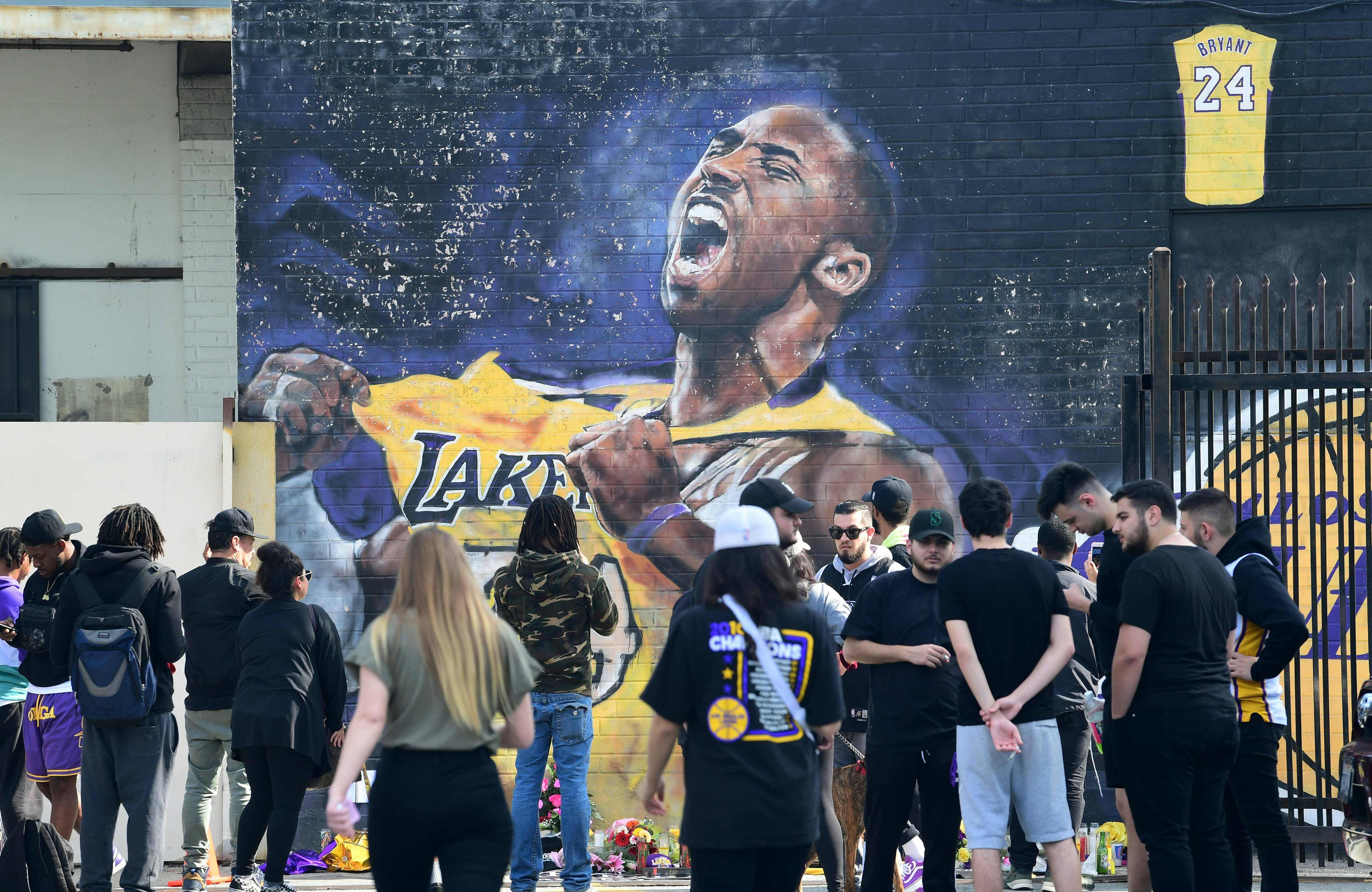 Kobe Bryant : les fans se recueillent à Los Angeles | JDM