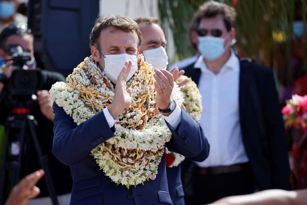 Les photos d’Emmanuel Macron enseveli sous les colliers à fleurs font ...