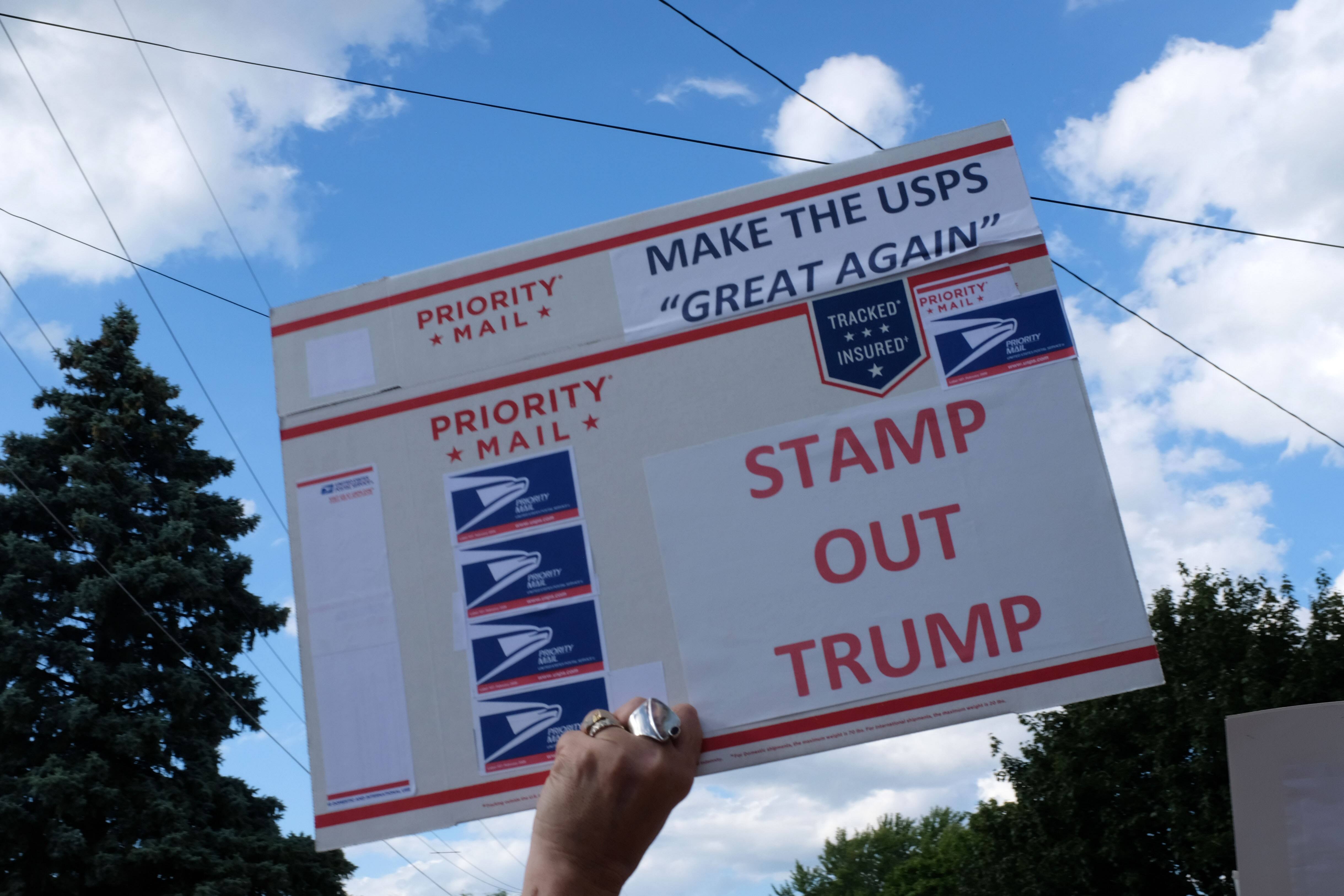 Réforme de la poste: trois États américains poursuivent Donald Trump ...